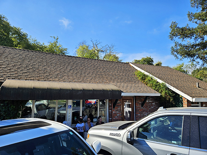 The unassuming exterior of Hank's Creekside belies the breakfast magic happening inside. Like finding a treasure map disguised as a gas station receipt.