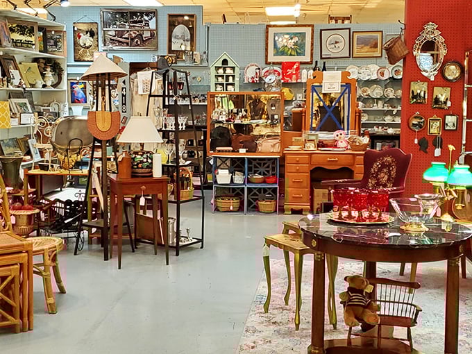 A treasure hunter's paradise where every booth tells a different story. This colorful maze of memories is just waiting to be explored.