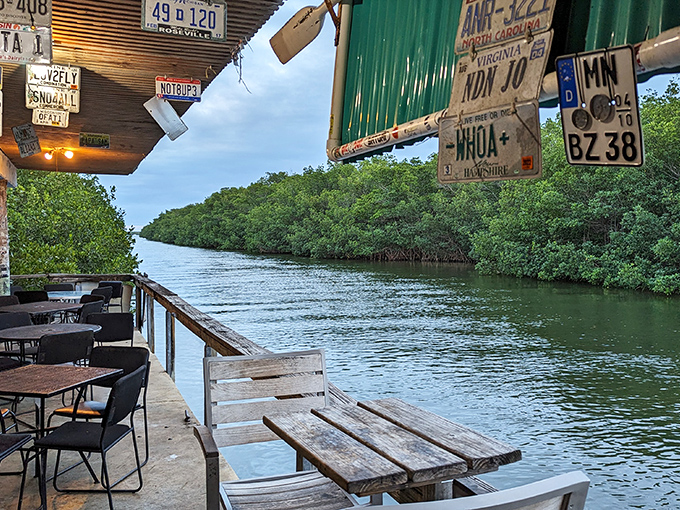 Dining at Alabama Jack’s is like hitching a ride on a salty old dive bar sailing through the mangroves—rugged charm, cold drinks, and unbeatable seafood.