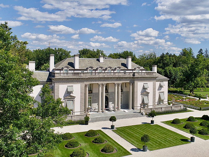 The grand fa&ccedil;ade of Nemours Estate makes Versailles look like it was working with a modest budget. Pure limestone magnificence.