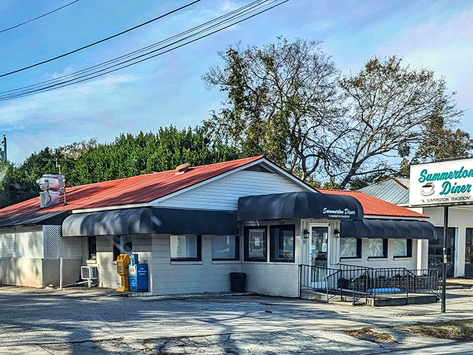 The unassuming exterior of Summerton Diner stands as proof that culinary treasures often hide in plain sight. "A Summerton Tradition" indeed.