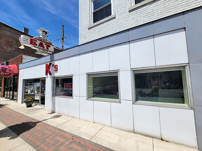 That iconic "EAT" sign isn't just a suggestion&mdash;it's the best advice you'll get all day. K's white-tiled exterior has been beckoning hungry travelers for generations.