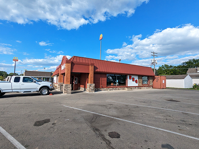 The unassuming exterior of Rudy's Smokehouse proves once again that the best barbecue joints rarely dress to impress. The smoke signals are in the air.
