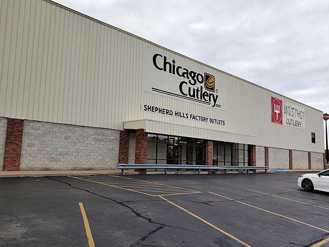 The unassuming exterior of Shepherd Hills Factory Outlets houses a treasure trove of bargains that would make even the most seasoned shopper's heart skip a beat.