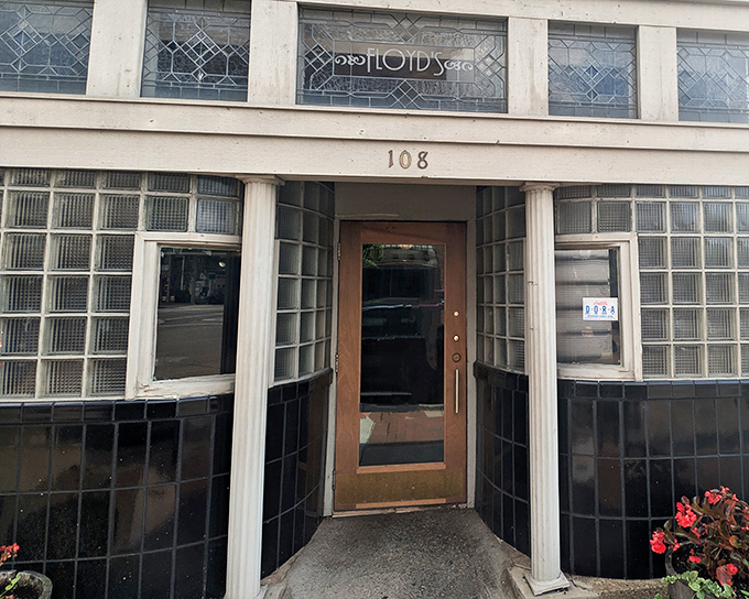 The unassuming brick façade of Scratch Steakhouse hides culinary treasures within – like finding a diamond mine disguised as a hardware store.