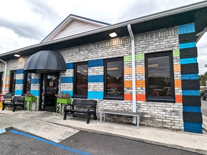 This colorful Charleston gem beckons hungry souls with its cheerful facade and promise of breakfast bliss.