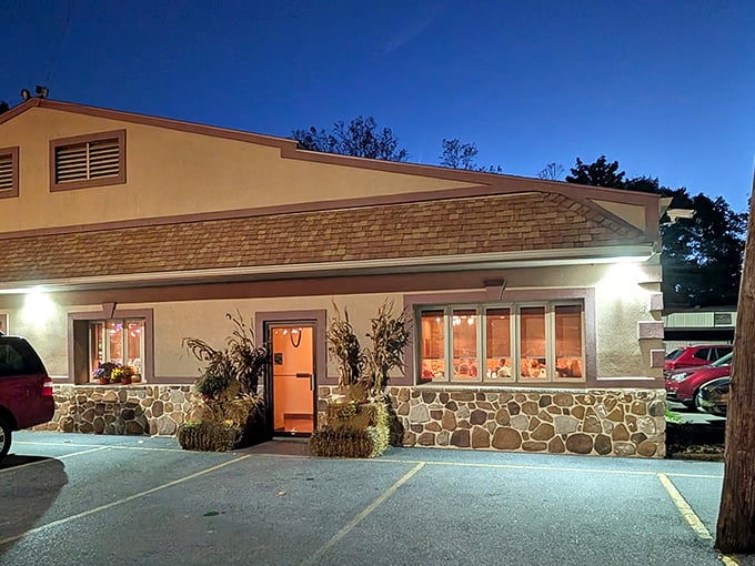 The unassuming exterior of Stoney Creek Inn proves once again that culinary treasures often hide behind modest facades. Pennsylvania's crab cake paradise awaits!