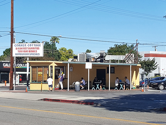 The unassuming yellow exterior of Corner Cottage stands like a beacon of breakfast hope on Victory Boulevard, where culinary magic happens without fanfare.