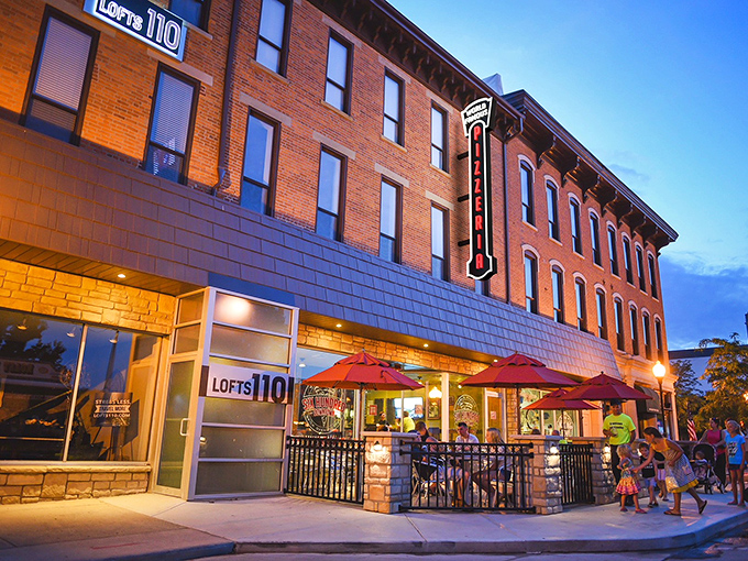 The historic brick fa&ccedil;ade of Six Hundred Downtown welcomes pizza pilgrims with its cheerful red umbrellas and inviting patio seating.