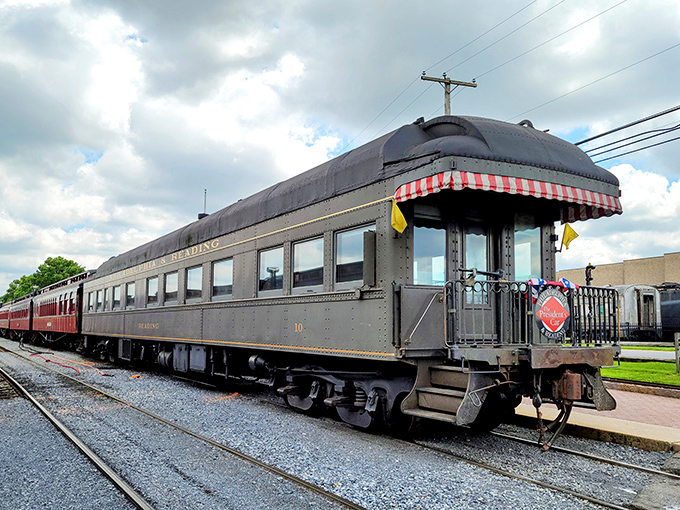 That classic paint scheme makes every arrival feel like stepping into a Norman Rockwell painting.