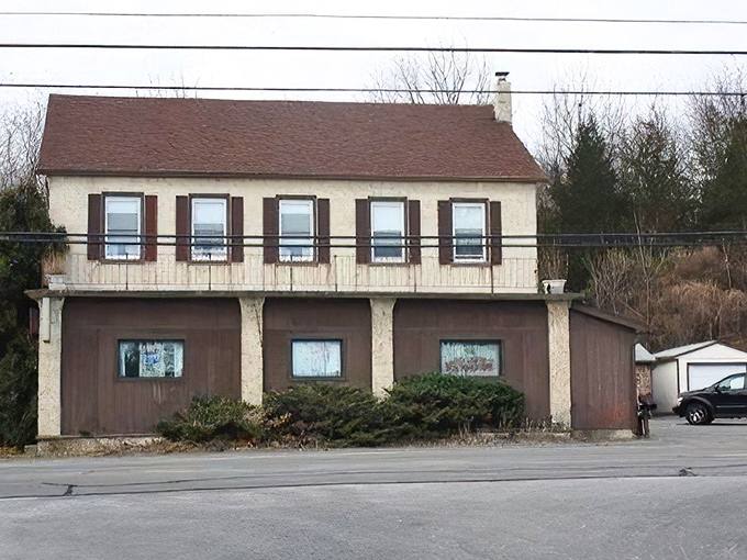 The unassuming yellow exterior of Slate Quarry Hotel stands like a culinary beacon in Nazareth. This humble building houses smoky treasures worth the drive from anywhere in Pennsylvania.