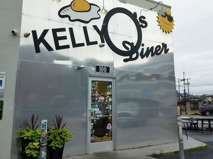 The unassuming exterior of Kelly O's Diner might not scream "culinary destination," but that sunny-side-up egg logo knows what's up. Pittsburgh's breakfast faithful certainly do.