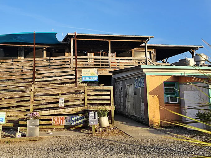 The architectural equivalent of "don't judge a book by its cover." This weathered shack houses seafood treasures that would make Neptune himself swim upstream.
