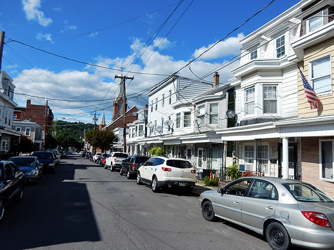 Main Street charm with a splash of color! Shenandoah's historic buildings house local businesses where your dollar stretches further than your grandmother's cookie dough.