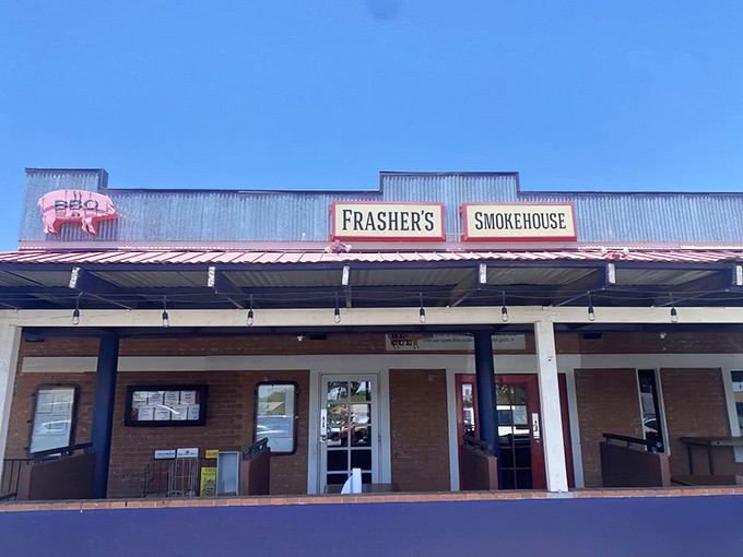 Frasher's unassuming exterior might fool you, but that red roof and palm tree combo is like a beacon for BBQ pilgrims seeking smoky salvation.