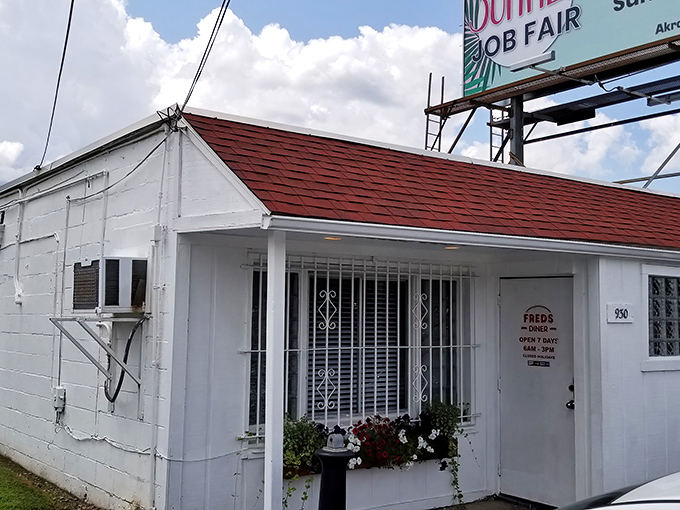 Don't let the humble exterior fool you—this unassuming white building with its red roof houses breakfast magic that would make your grandmother jealous.