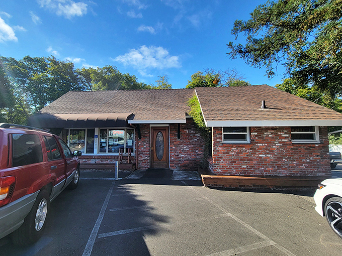 The unassuming brick exterior of Hank's Creekside Restaurant proves once again that culinary treasures often hide in plain sight.