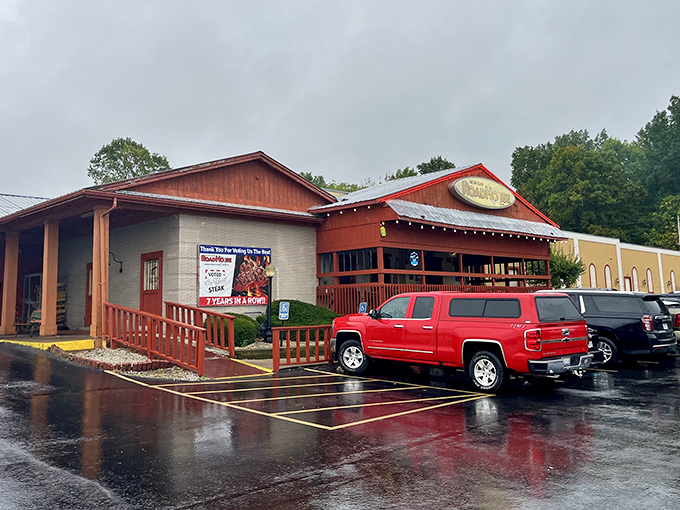 The unassuming exterior of Brown Derby Road House hides culinary treasures within, like finding a Picasso at a yard sale.