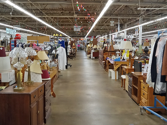 Treasure hunters, take note! These aisles stretch like the yellow brick road, except instead of emeralds, you'll find vintage lamps and forgotten heirlooms.