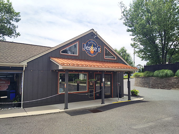 The unassuming exterior of Jesse's might not scream "food paradise," but that smoky aroma wafting through the parking lot tells the real story.