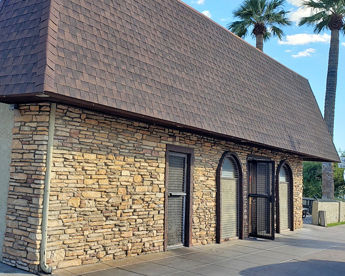 Don't judge this book by its cover &ndash; behind that unassuming exterior lies Phoenix's chimichanga paradise. 