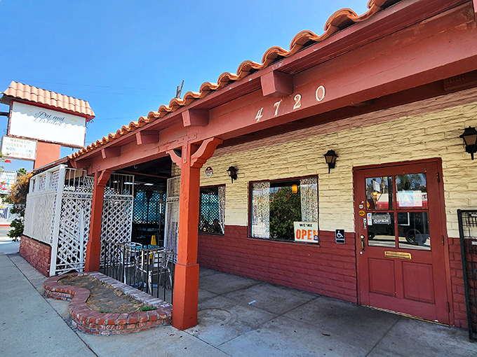 This charming facade whispers "authentic diner magic" louder than any flashy neon sign ever could.