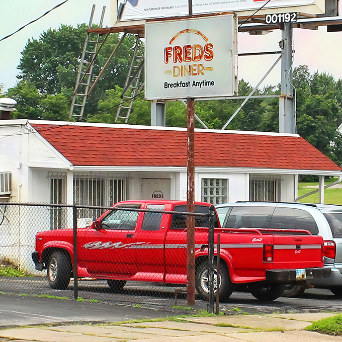 The unassuming white exterior of Fred's Diner stands like a culinary time capsule, promising authentic flavors that no fancy fa&ccedil;ade could ever improve upon.
