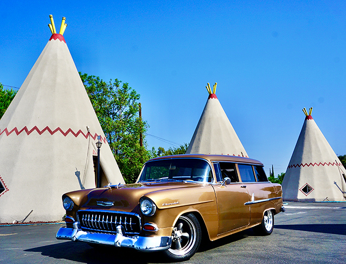 Classic cars and concrete teepees create the perfect Instagram moment that screams vintage Americana