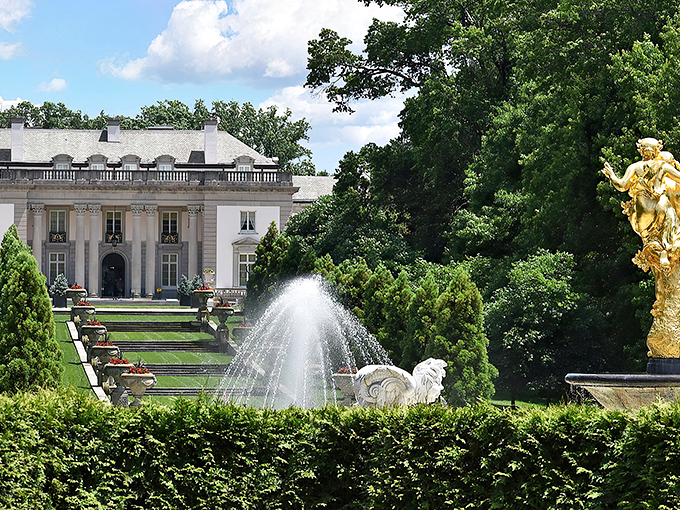 The grand fa&ccedil;ade of Nemours Estate makes Versailles look like it was working with a modest budget. Pure limestone magnificence.