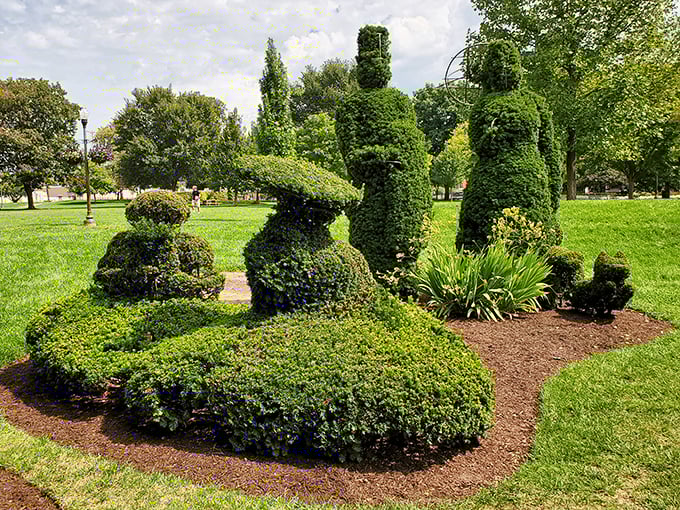 Nature's sculptors have outdone themselves here! These meticulously shaped yew figures bring Seurat's painting to three-dimensional life in Columbus's urban oasis.
