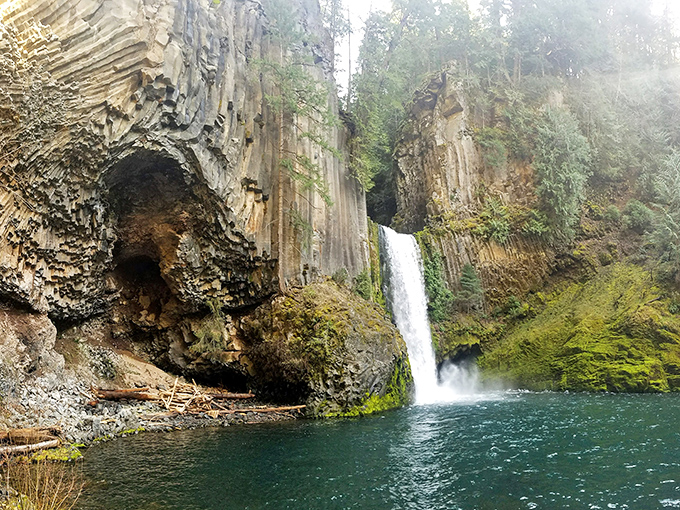 Nature's perfect curtain call! Toketee's silky waters plunge dramatically between hexagonal basalt columns, creating Oregon's most photogenic waterfall moment.