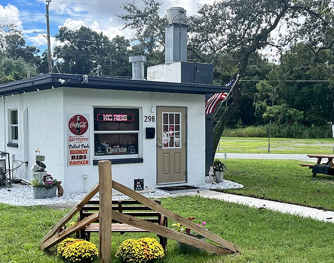The unassuming white shack with twin smoker chimneys stands like a barbecue beacon in Oviedo. Yellow mums and a wooden ramp welcome meat pilgrims to BBQ paradise.