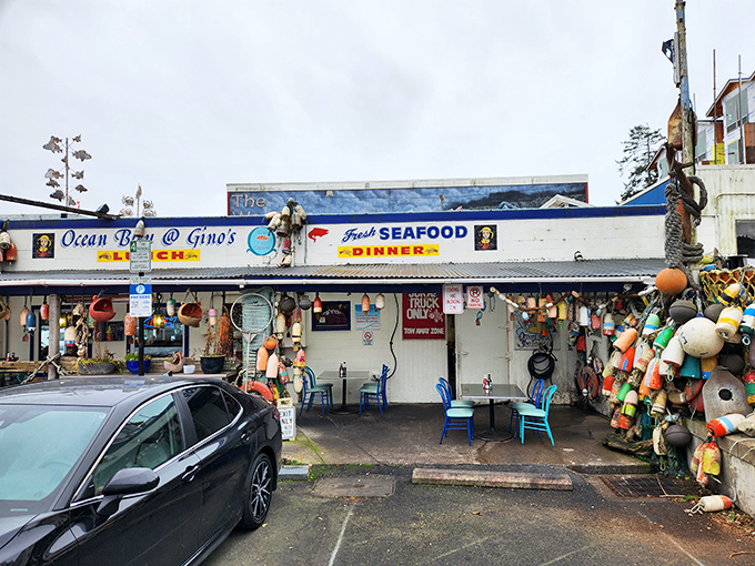 The blue-and-white fa&ccedil;ade of Ocean Bleu beckons like a maritime flag, complete with whimsical metal seahorses standing sentinel above Newport's tastiest seafood outpost.