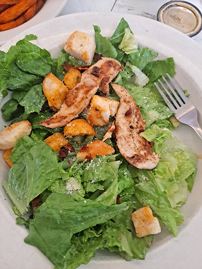 A Caesar salad that Julius himself would approve—crisp romaine, grilled chicken, and croutons that crunch like they mean business.