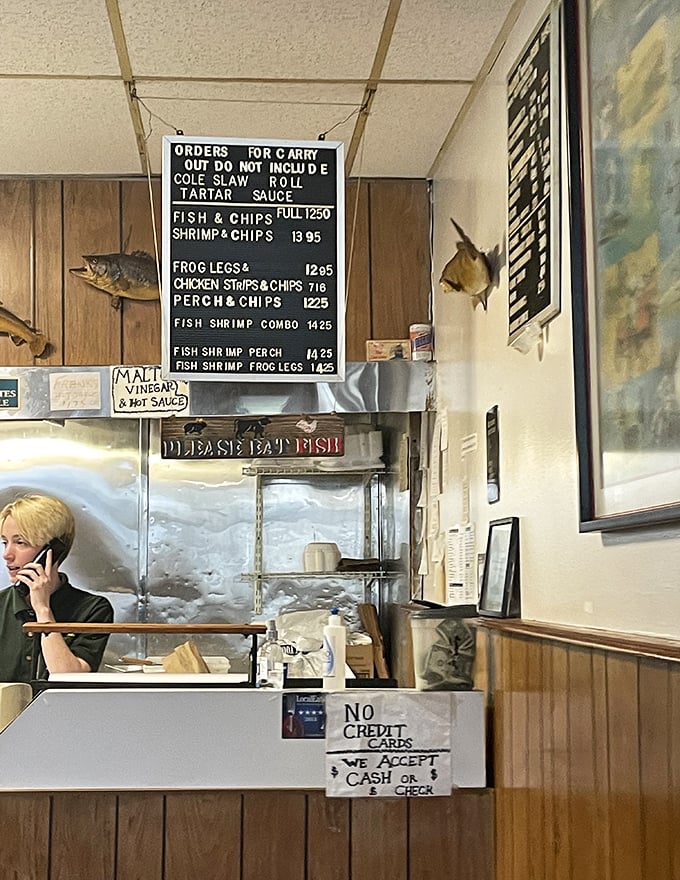 Old-school ordering where "No Credit Cards" isn't an inconvenience but part of the charm—some traditions are worth keeping.