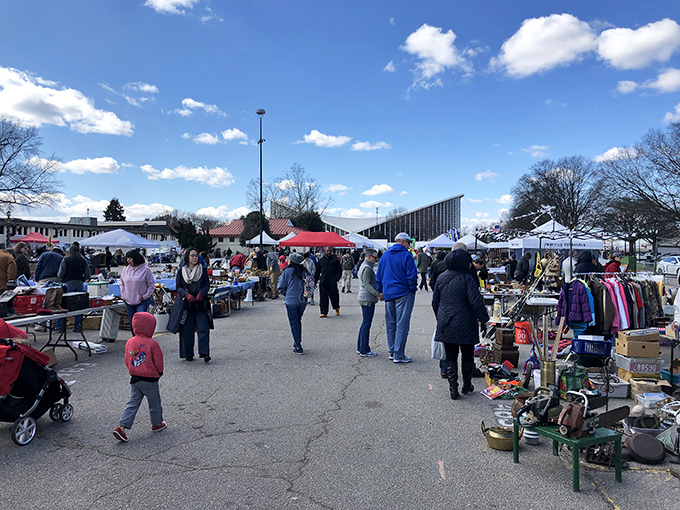 The market in full swing&mdash;a symphony of haggling, browsing, and the occasional "honey, come look at this!" echoing across the asphalt.