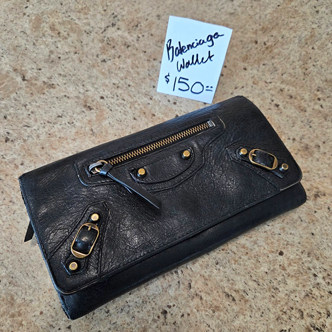 A Balenciaga wallet waiting for its second chapter. Luxury doesn't always need a first-owner price tag.
