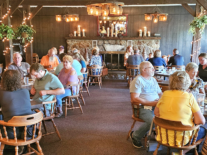 A dining room filled with the kind of folks who appreciate good food without fuss&mdash;the universal language of "mmm" transcending all conversational barriers.