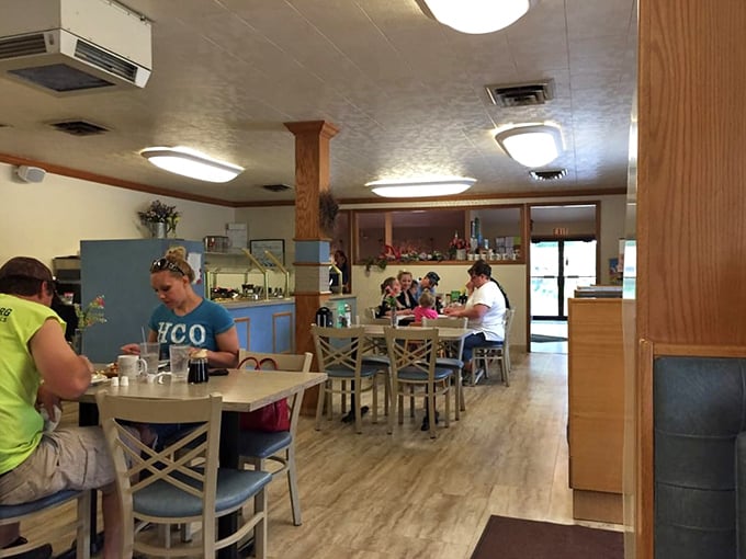 The best restaurant reviews are written in body language&mdash;notice how everyone's leaning into their food rather than their phones.