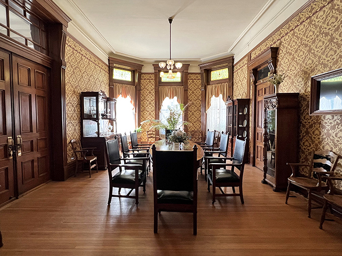 The warden dined in style while inmates ate gruel. This elegant room's wallpaper and woodwork scream "Victorian privilege."