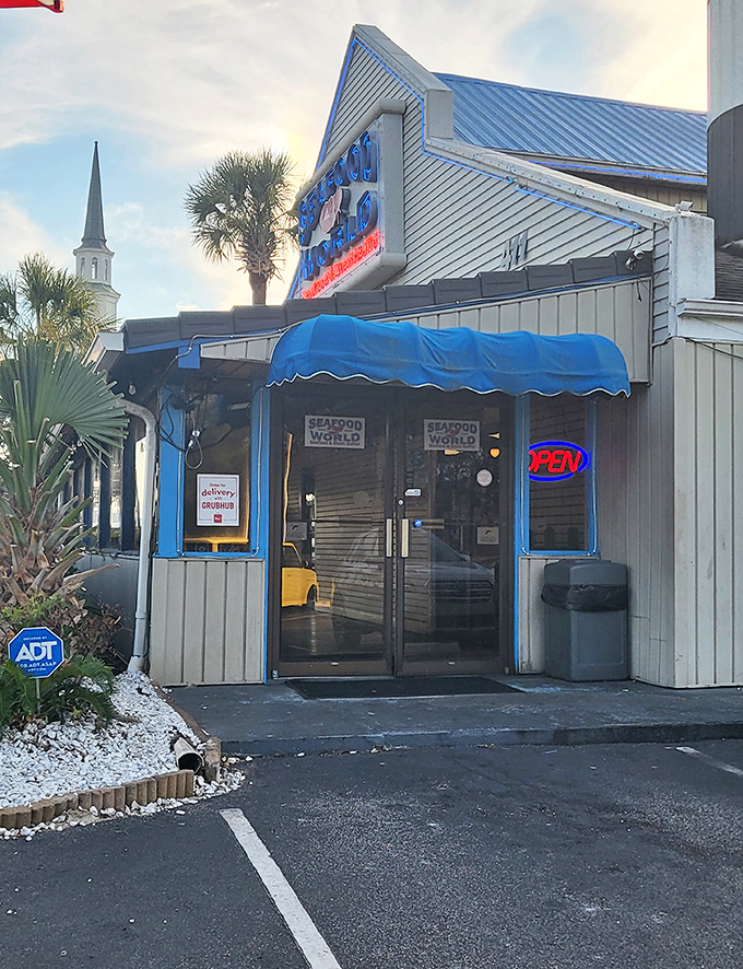 The entrance to paradise for seafood lovers. That blue awning might as well be a welcome mat saying "Abandon diets, all ye who enter here."