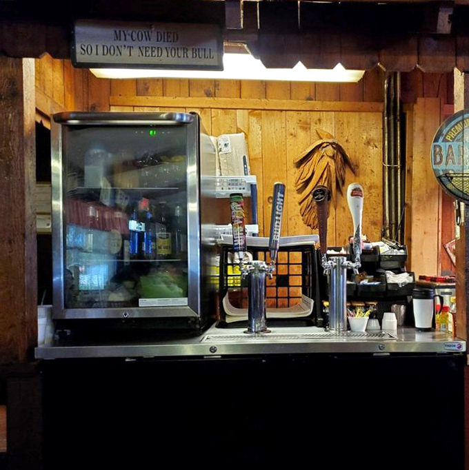 Even the bar keeps it real&mdash;no mixologists crafting artisanal whatever, just honest drinks to wash down honest food.