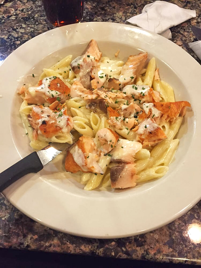 Salmon alfredo that would make an Italian grandmother nod in approval. Pasta perfection that proves diners can do elegant when they want to.