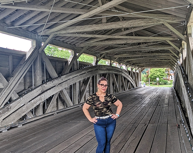 Inside the historic span, wooden arches create a rhythm of light and shadow. The perfect backdrop for contemplating simpler times or today's Instagram story.