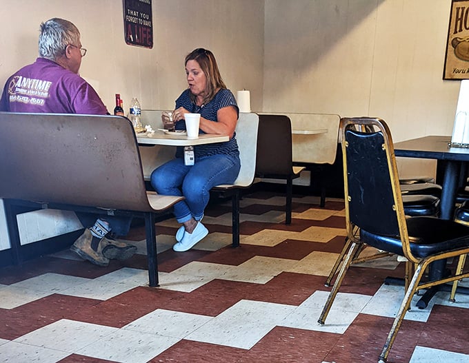 Where strangers become friends over shared burger appreciation. Every booth holds conversations seasoned with "mmms" and "you gotta try this."