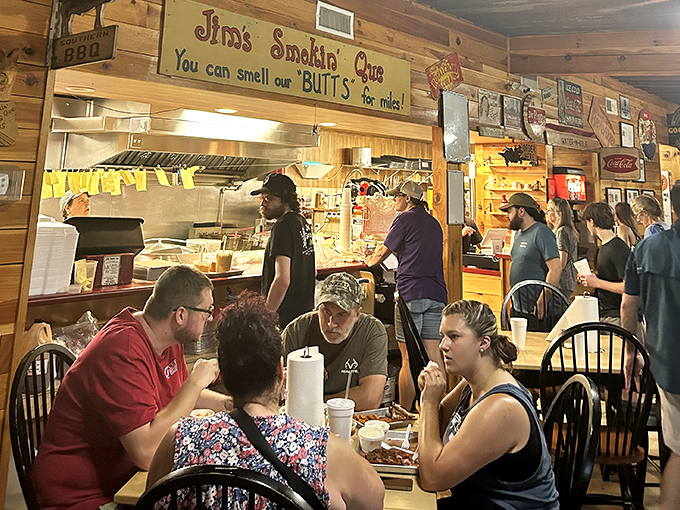 The sign says it all&mdash;you can indeed smell these butts for miles. Happy diners experiencing meat nirvana in its natural habitat.