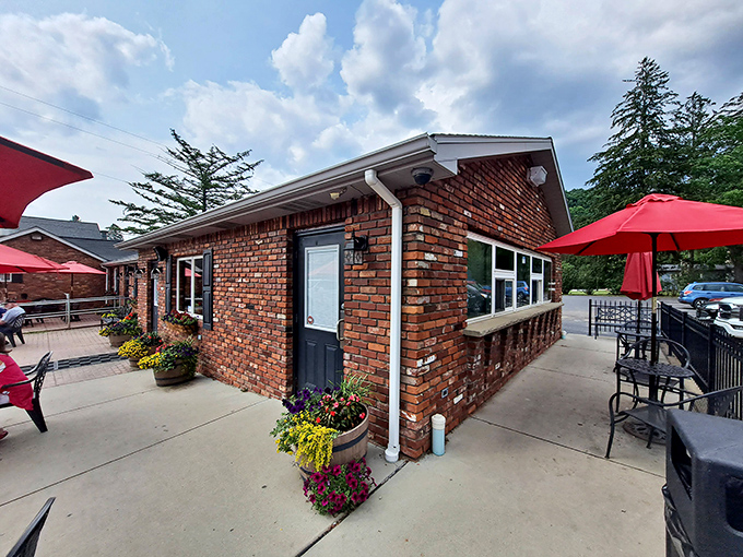 The red umbrellas and outdoor seating invite you to enjoy your treats al fresco, because pie always tastes better with a side of fresh mountain air.