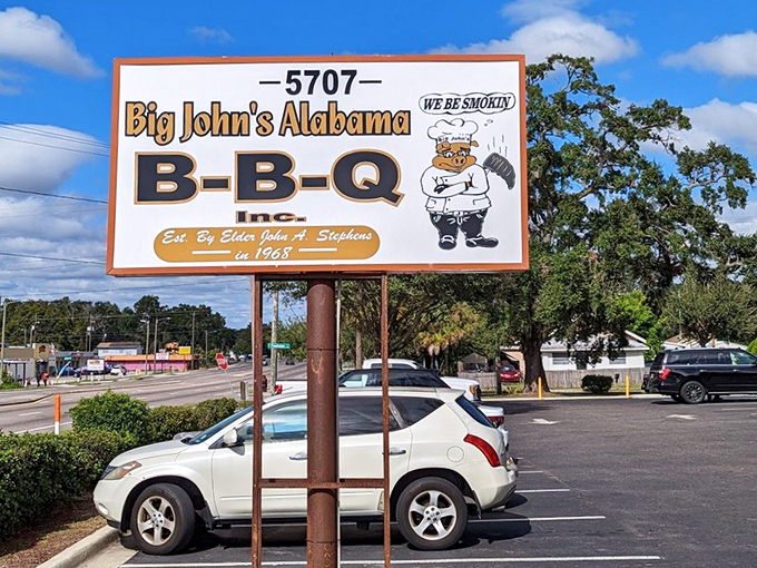 The sign promises they're "smokin'" &ndash; perhaps the most honest advertising in all of Florida. No false claims detected.