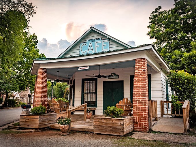 This unassuming caf&eacute; in Juliette might look simple, but it's served up both great food and Hollywood history. The screen-to-table experience!