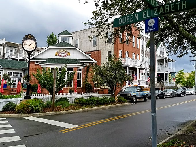 Queen Elizabeth Street in Manteo – where English colonial history meets laid-back Outer Banks vibes in perfect harmony.